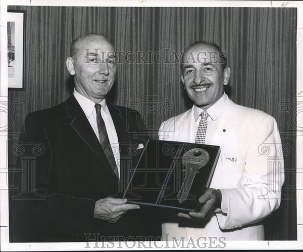 1958 Press Photo Asa Booksh presents The Key to Councilman Victor ...