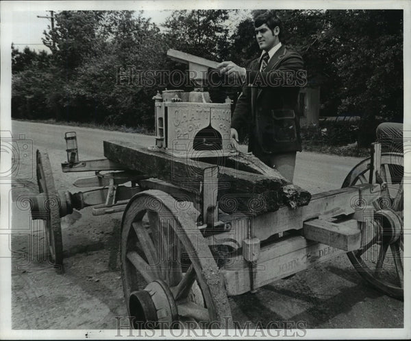 1975 Press Photo Mike Bradshaw has collected a sorghum mill from the ...