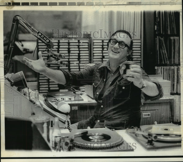 1974 Press Photo Ted Brown, New York disc jockey, downs fifth of scotch ...