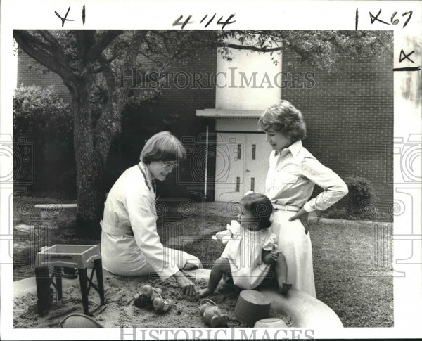 Press Photo Dr. Joanne Gates and Marsha O'Connor confer in the play ...