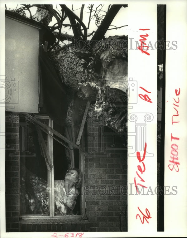 1987 Press Photo Fay Clements checks the wind damage to her home ...