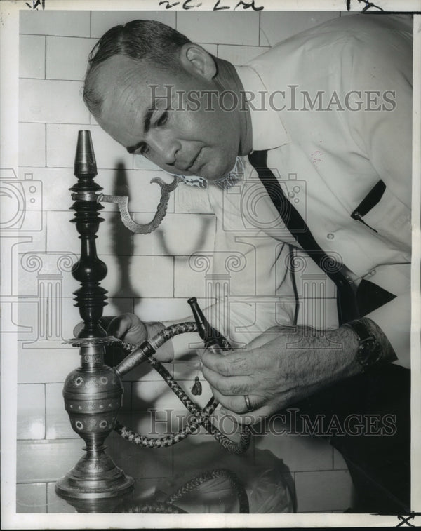 1967 Press Photo New Orleans Coroner's Office technician, Milton Cox ...