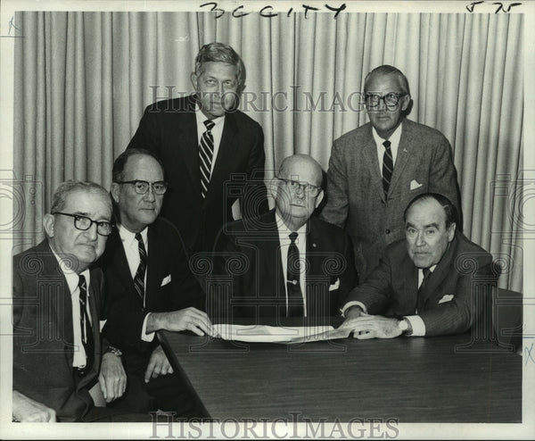 1969 Press Photo Regatta committee members going over racing ...