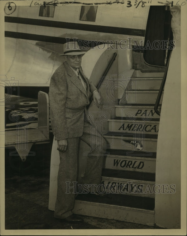 1946 Press Photo Herman B. Deutsch Boards Plane - Historic Images