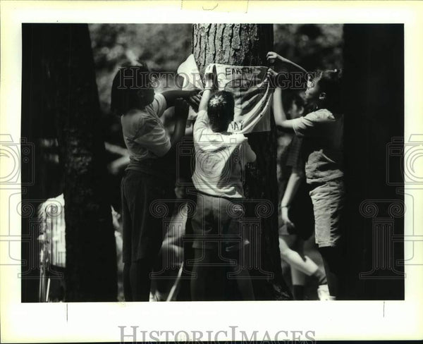 1992 Press Photo Dibert Elementary School students observe Earth Day ...