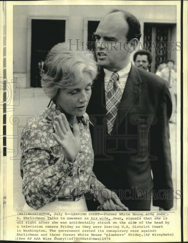 1974 Press Photo John Ehrlichman and wife Jean talk to newsmen in ...