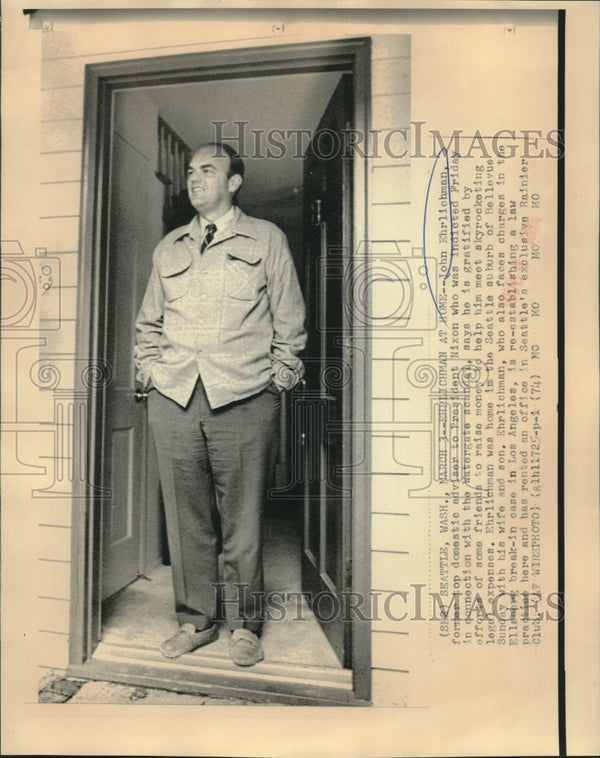 1974 Press Photo John Ehrlichman shown at his Seattle suburb home ...
