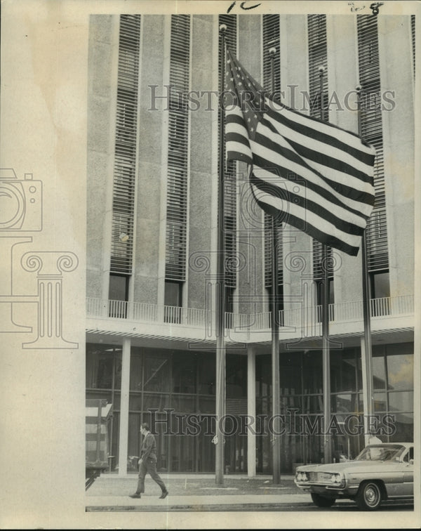 1969 Press Photo American Flag, International Trade Mart Building, New ...
