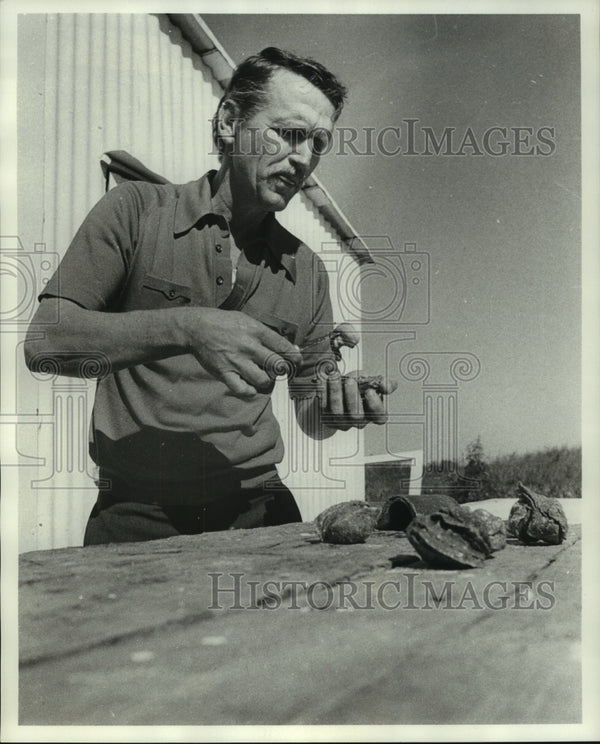 1976 Press Photo River Captain Herman Fitzpatrick shucks oysters ...
