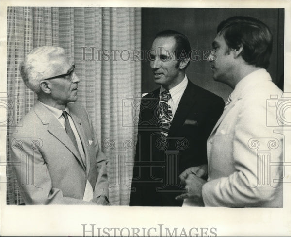 1970 Press Photo Roger Secoletain conferring with Paul Fabry & Alberto ...