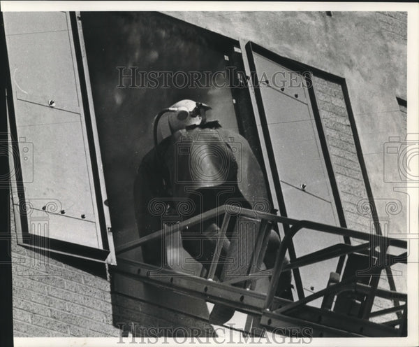 1963 Press Photo Fireman entering window of building. - Historic Images