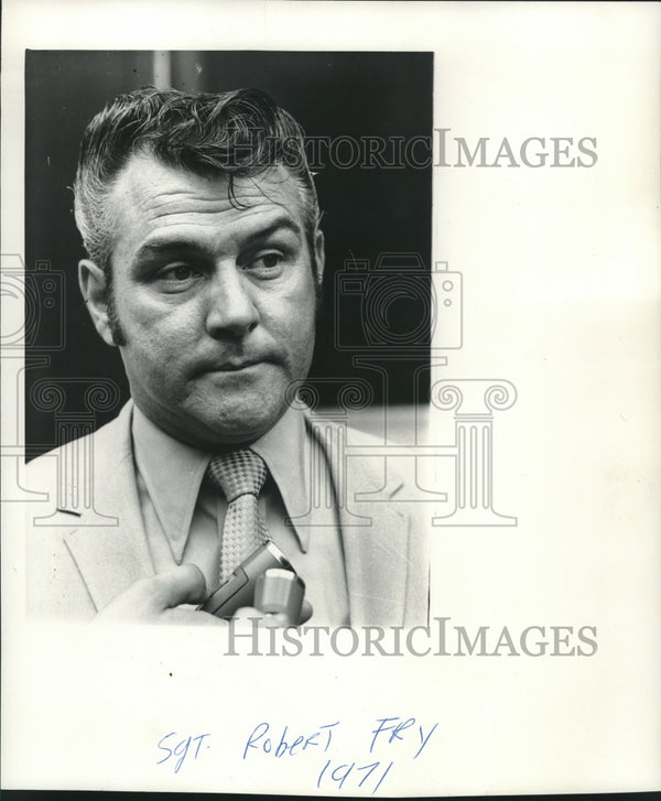 1971 Press Photo Sgt. Robert Fry talk to newsmen - Historic Images