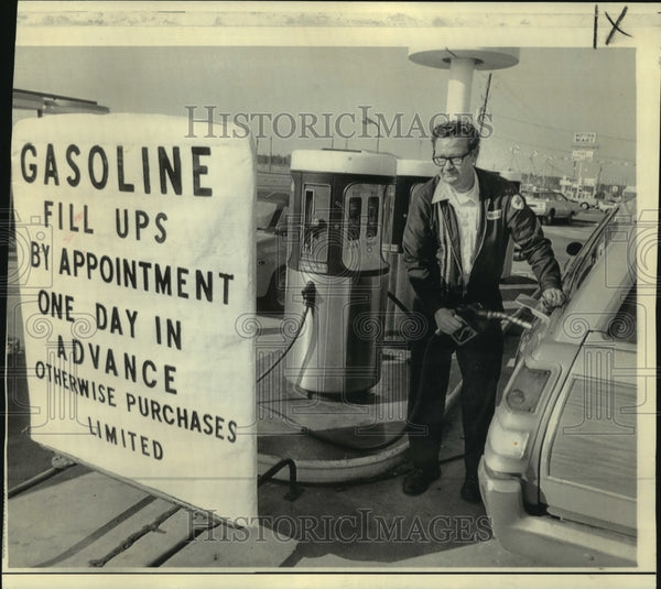 1974 Press Photo filing station operator Bill Congleton of Raleigh, N.C ...