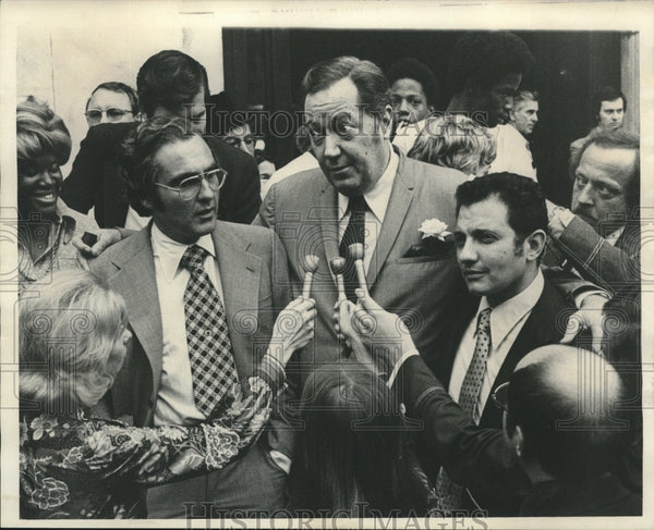 1973 Press Photo District Attorney Jim Garrison talks to reporters ...