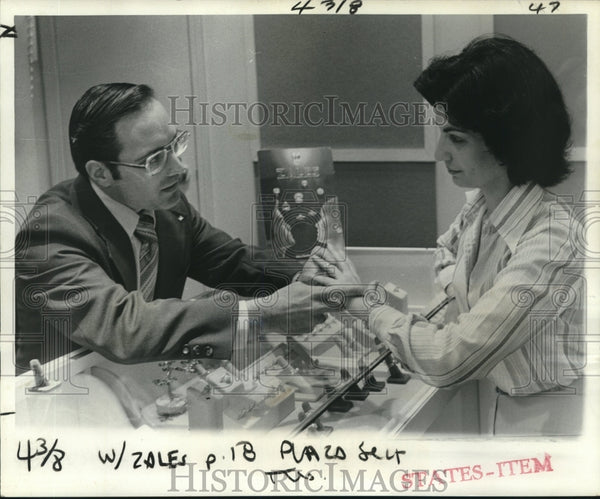 1977 Press Photo Elliott Goldman, manager of Zales Jewelers assists a ...