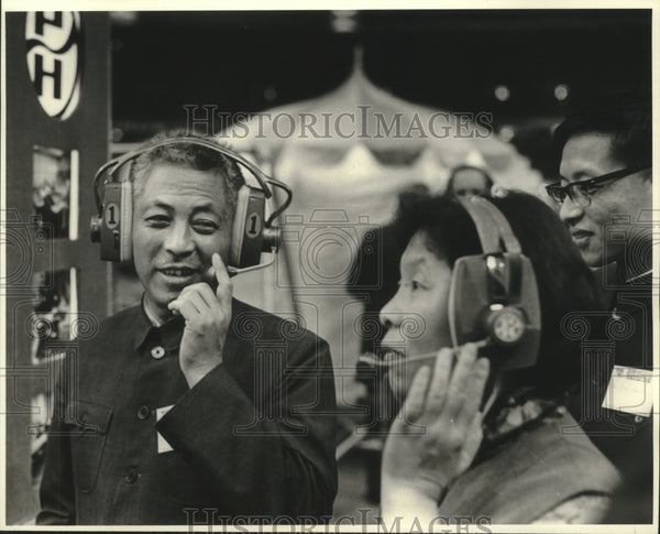 1979 Press Photo Chinese Ambassador Han Hsu & Wife with Headphone in ...