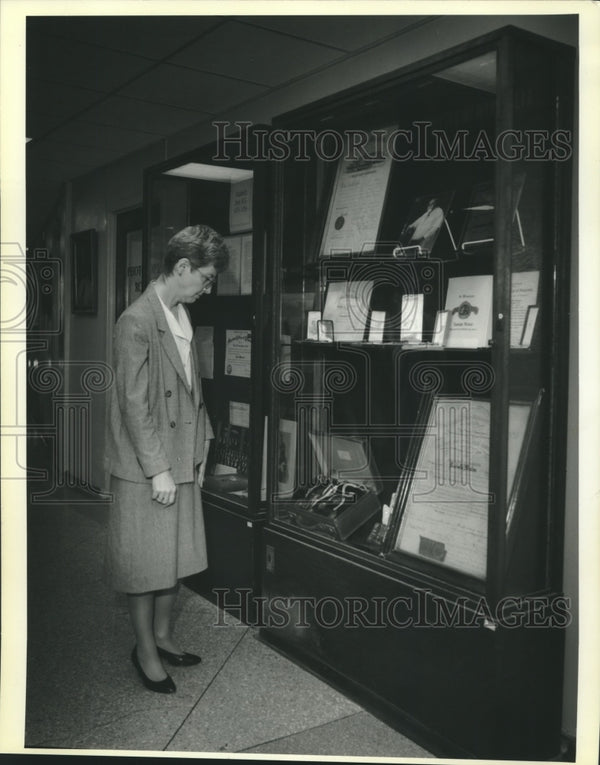 1991 Press Photo Cindy Goldstein looks over Tulane's library mementos ...