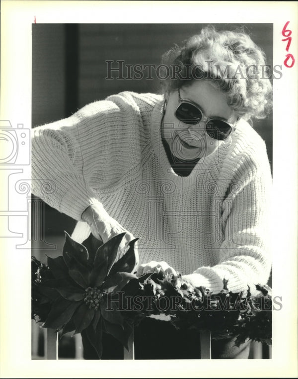 1988 Press Photo Helen Kerner decorates Gretna City Hall with silk ...