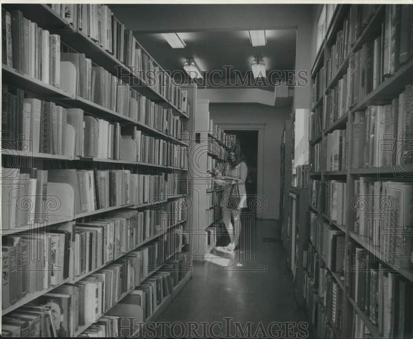1972 Press Photo Stacks in the Milton H. Latter Memorial Library ...