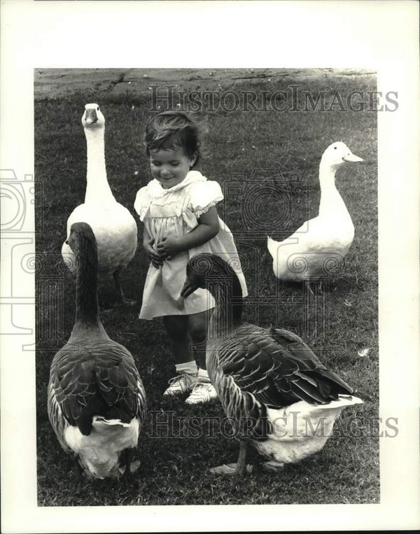 1986 Press Photo Victoria McRoberts with ducks & geese at Lafreniere ...