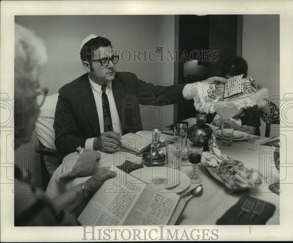 1970 Press Photo Seder Ceremony-Jerry holds up the matzo during dinner ...