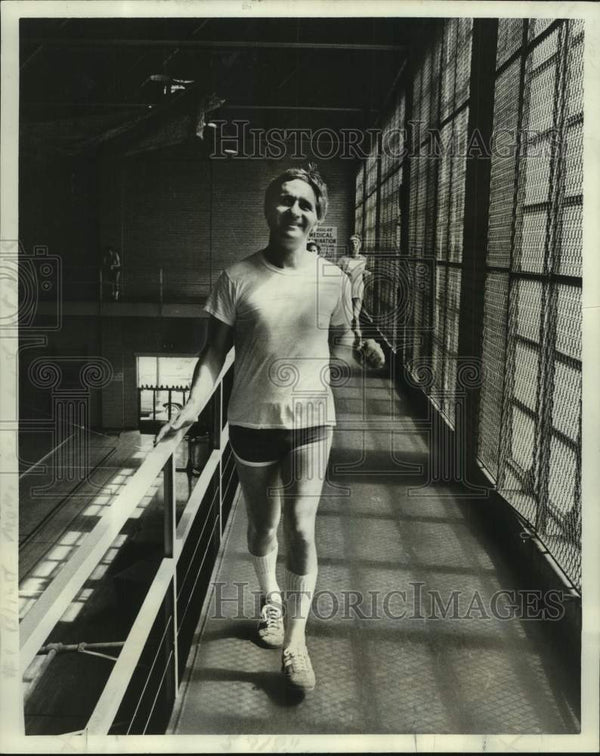 1978 Press Photo Blind jogger Joe Maggiore starts his jog at the YMCA ...
