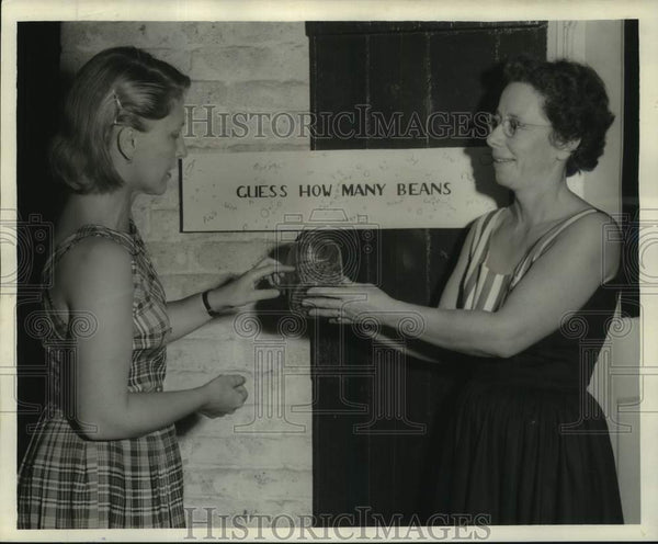 1960 Press Photo Mrs. Morgan Russell and Mrs. Alastian Maitland ...