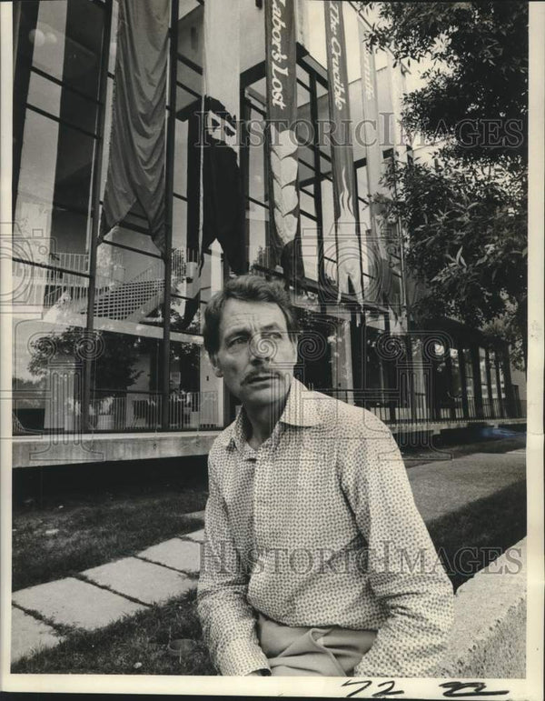 1974 Press Photo Michael Langham poses outside the Tyrone Guthrie ...
