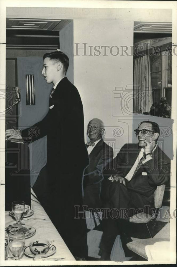 1960 Press Photo Charles Kossman addresses the Automobile Dealers ...