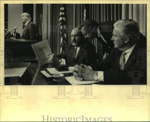 1996 Press Photo Chief of Staff Steve Perry confers with Governor Mike ...