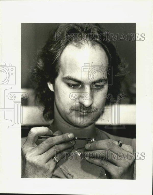 1987 Press Photo Buddy McDaniel, Jr. checks the exact size of a diamond ...