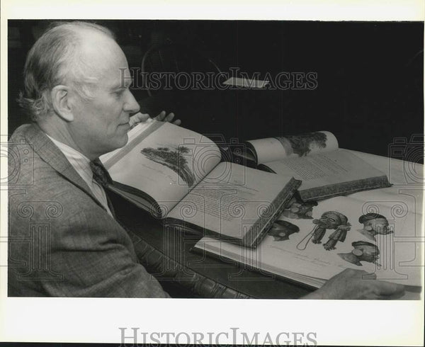 1993 Press Photo Tulane librarian Philip Leinbach looks over books ...
