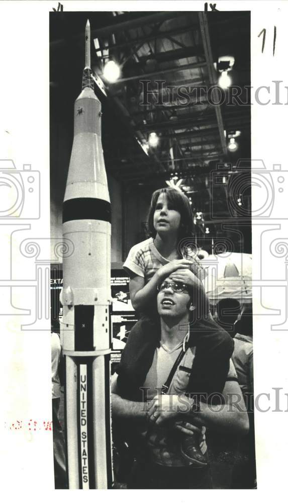 1980 Press Photo Visitors examine a Saturn 5 rocket model at Michoud ...