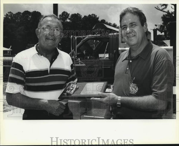 1992 Press Photo Roy Langhausser receives plaque from Lou Babin during ...
