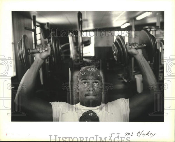 1994 Press Photo J.J. McCleskey WR. in weight rooms - Historic Images