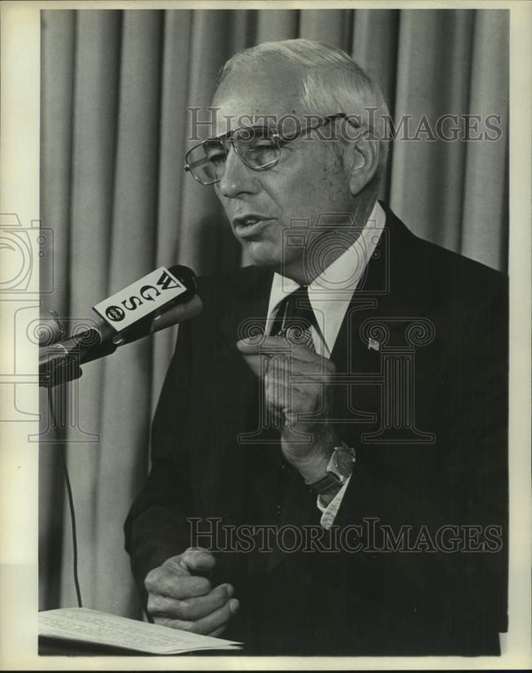 1977 Press Photo City Councilman James Moreau gives speech - nob88071 ...