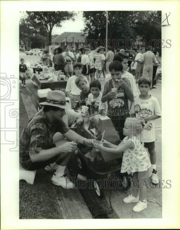 1993 Press Photo Ormond Plantation residents celebrate Night Out ...