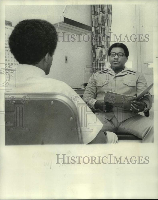 1976 Press Photo Reformed heroin addict Edward Murray talks to a client ...