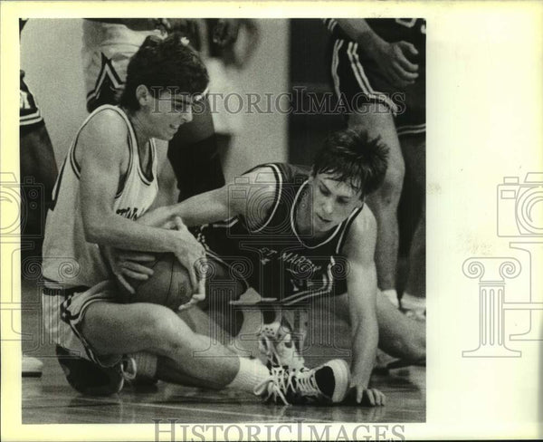 1988 Press Photo Basketball - Newman's Robbie Moss against Joey ...