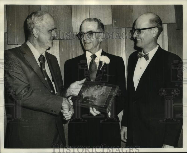 1971 Press Photo Wesley Munch receives award from Joseph McMahon ...