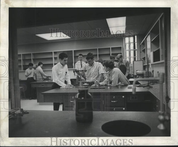1968 Press Photo Students in laboratory during Chemistry class ...