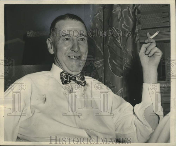 Press Photo Herbert Nelson smoking cigarette - Historic Images