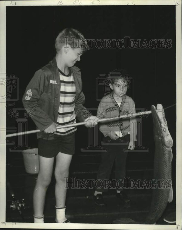 1967 Press Photo Chris Serpas & George Daniel look over docile garfish ...