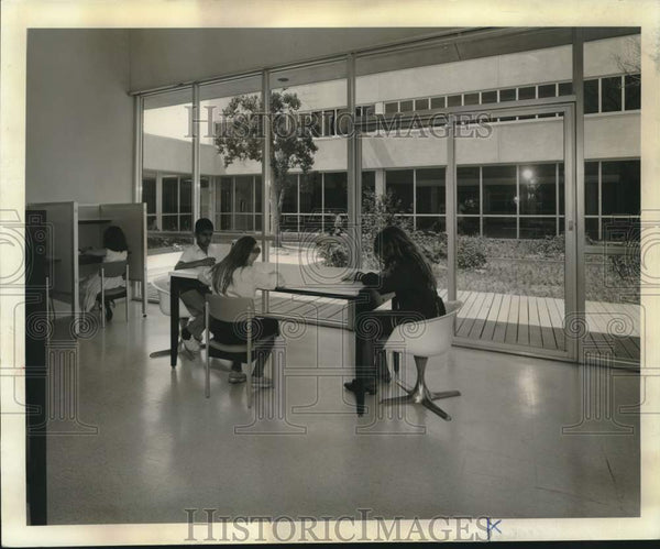 1969 Press Photo Students in the library of Mildred Osborne Elementary ...