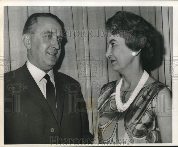 1968 Press Photo Mr. and Mrs. E.H. Nichols in London, England ...