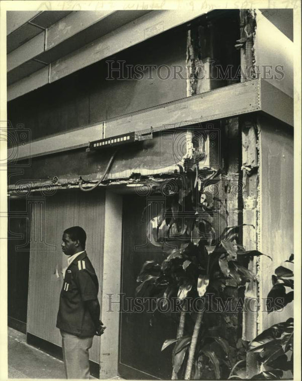 1983 Press Photo Ramada Inn - Bellhop in Lobby, New Orleans - Historic ...