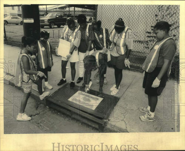 1995 Press Photo Project Reality summer camp members paint stencil sign ...