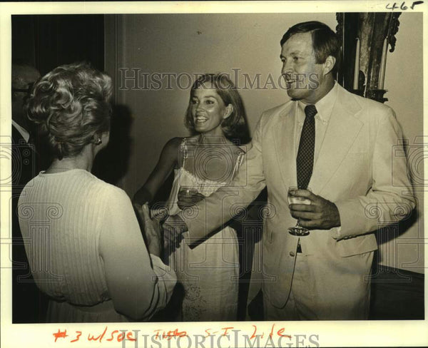 1980 Press Photo Host and hostess Gus and Sissy Reynoir greet a guest ...