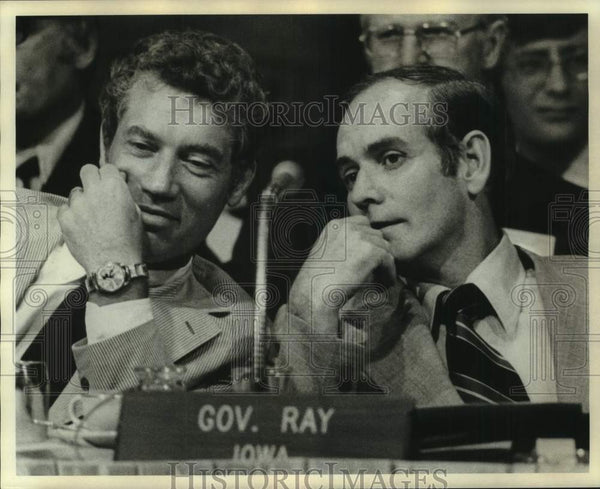 1975 Press Photo Governor of Robert D. Ray of Iowa and colleague ...