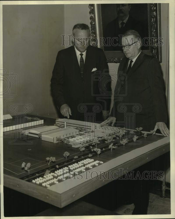 1964 Press Photo Lloyd Rittiner, Perry Walker view model of school in ...